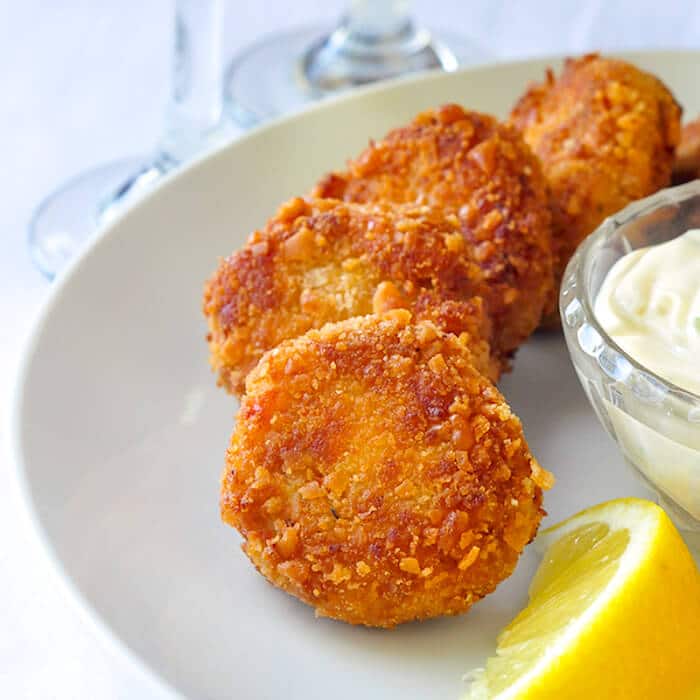 How do you make crab cakes with mayonnaise and eggs?