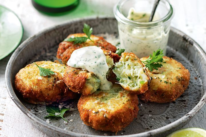 How do you make crab cakes with mayonnaise?