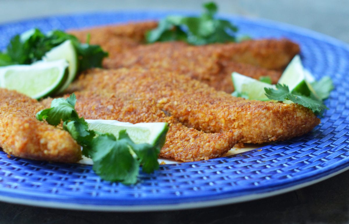 How do you make fried fish with tortilla crumbs?