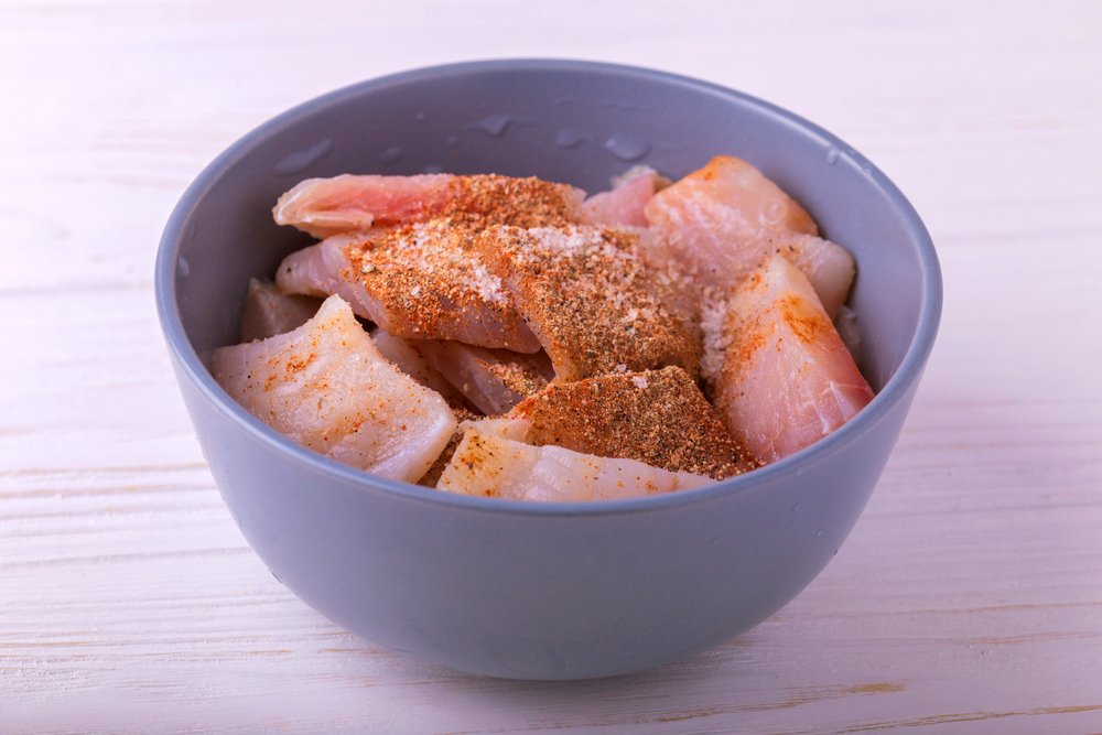 How do you marinate fish in a bowl?
