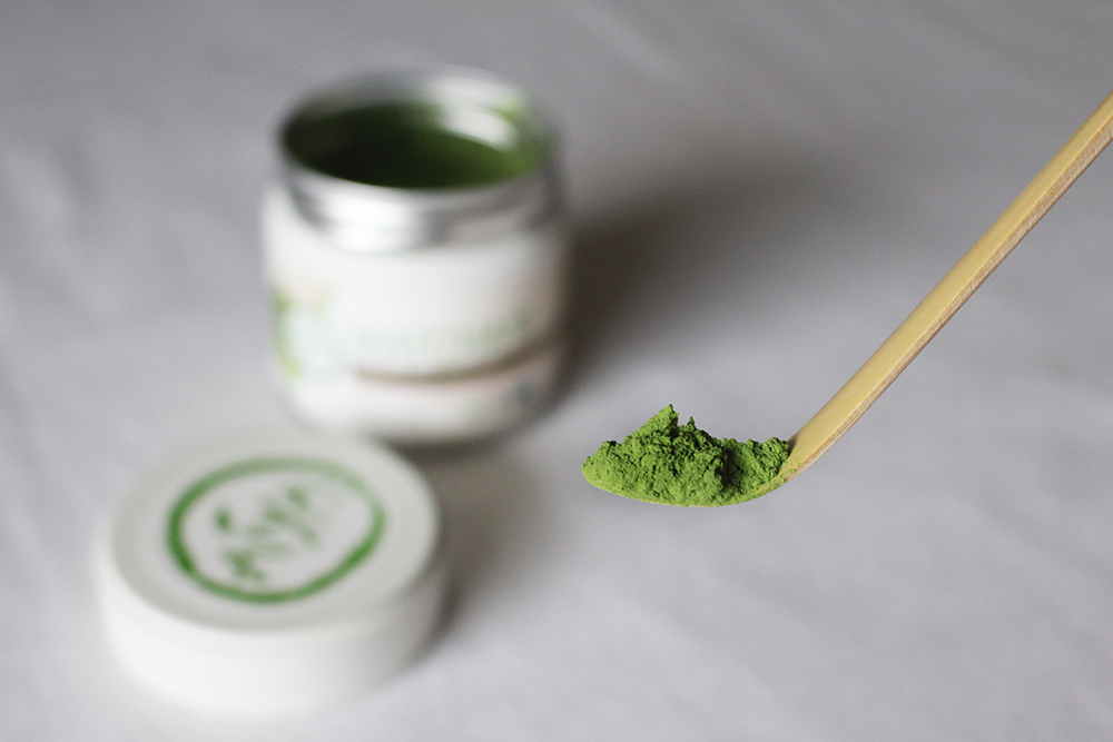 How do you measure matcha with bamboo scoop?