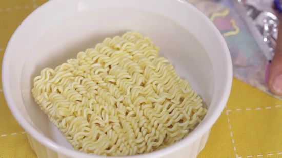 How do you microwave ramen noodles in a bowl?