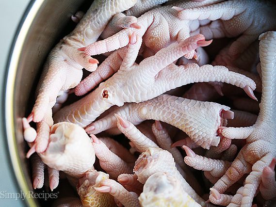 How do you prepare chicken feet for a stock pot?