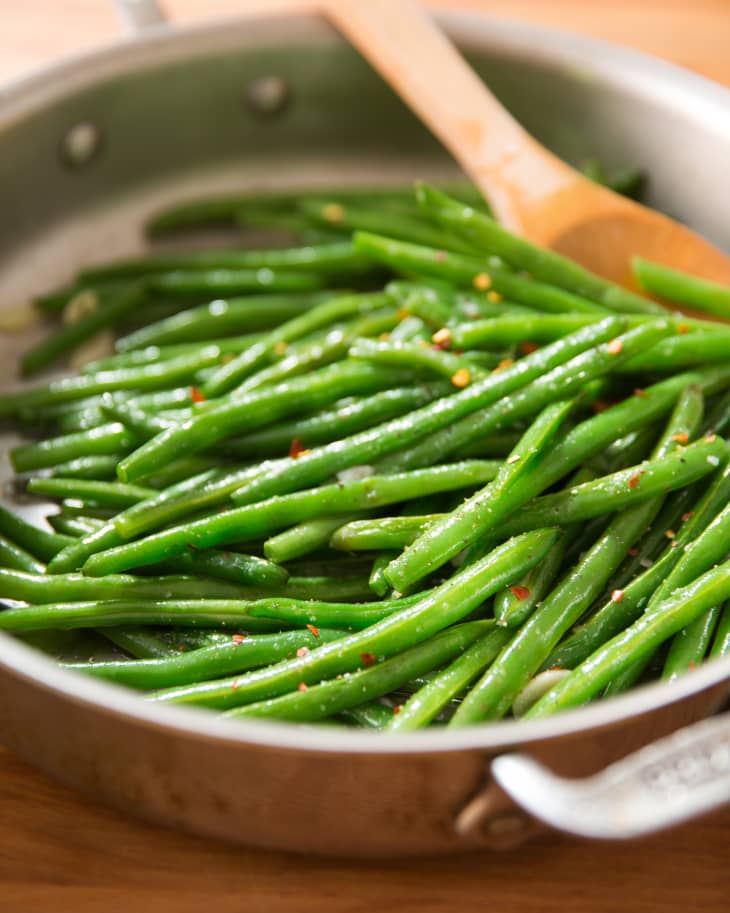 How do you prepare green beans before cooking?