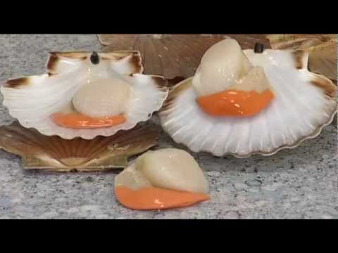 How do you prepare scallops before cooking?