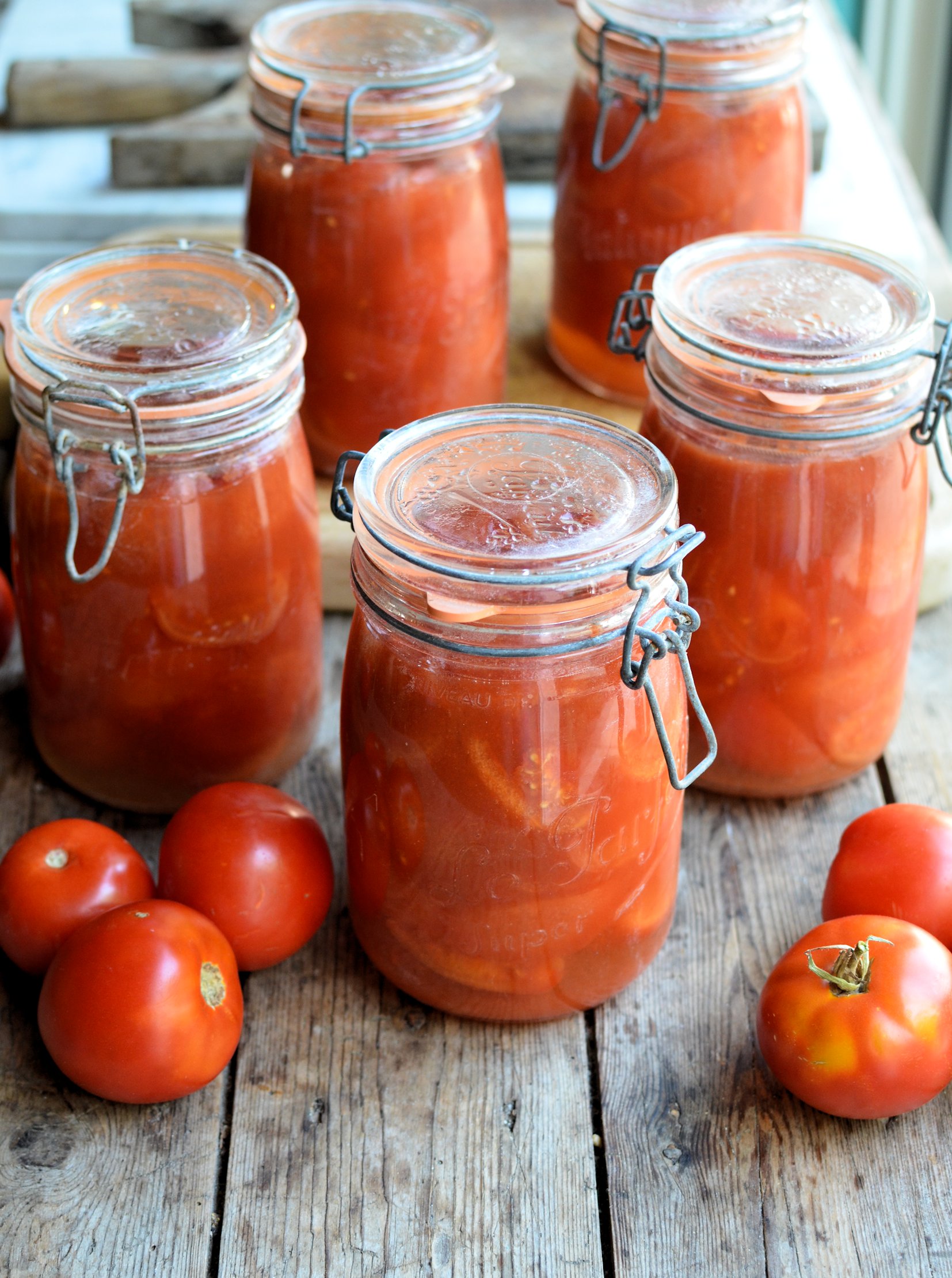 How do you preserve tomatoes in bottles?