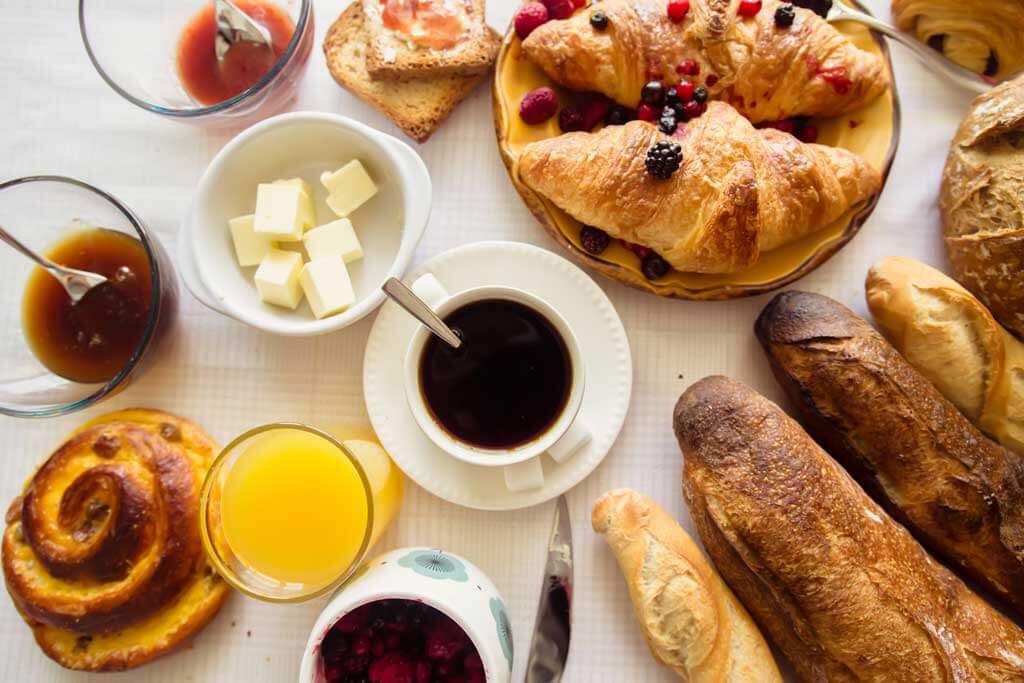 How do you say breakfast in Paris?