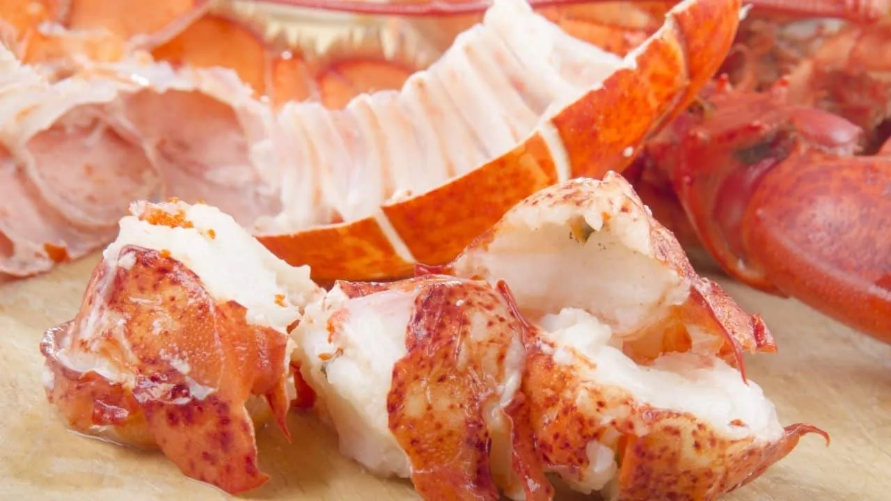 How do you store cooked lobster meat?