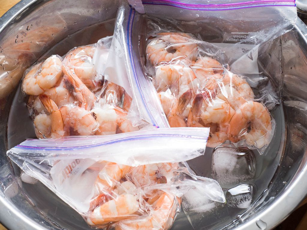How do you store cooked shrimp in a plastic bag?