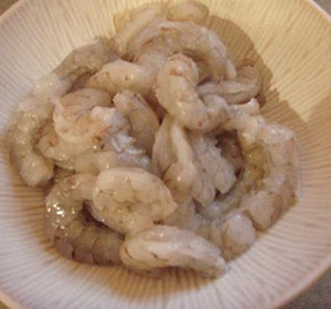 How do you store peeled shrimp?