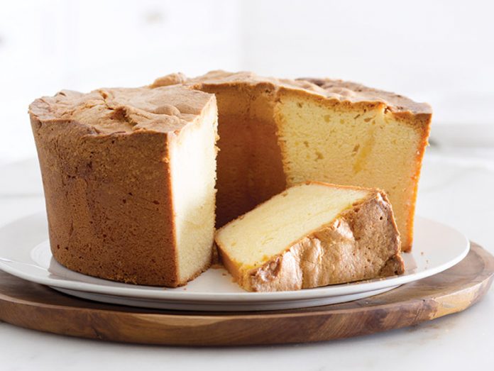 How do you store pound cake overnight?