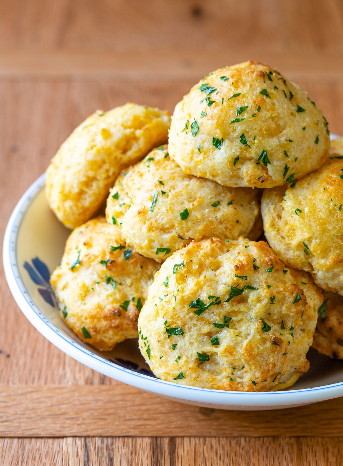 How do you store Red Lobster cheese biscuits?