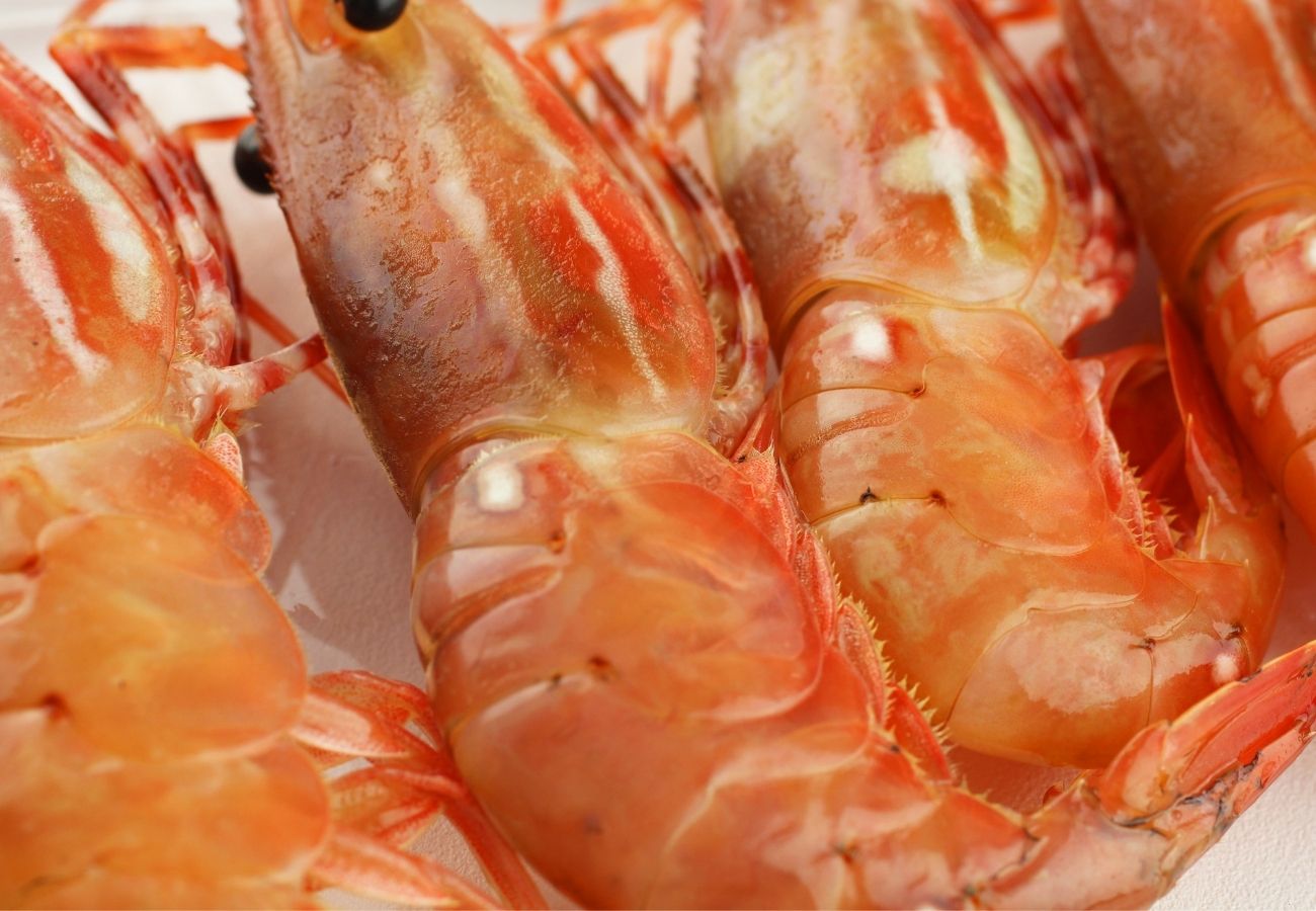 How do you store spot prawns after cooking?