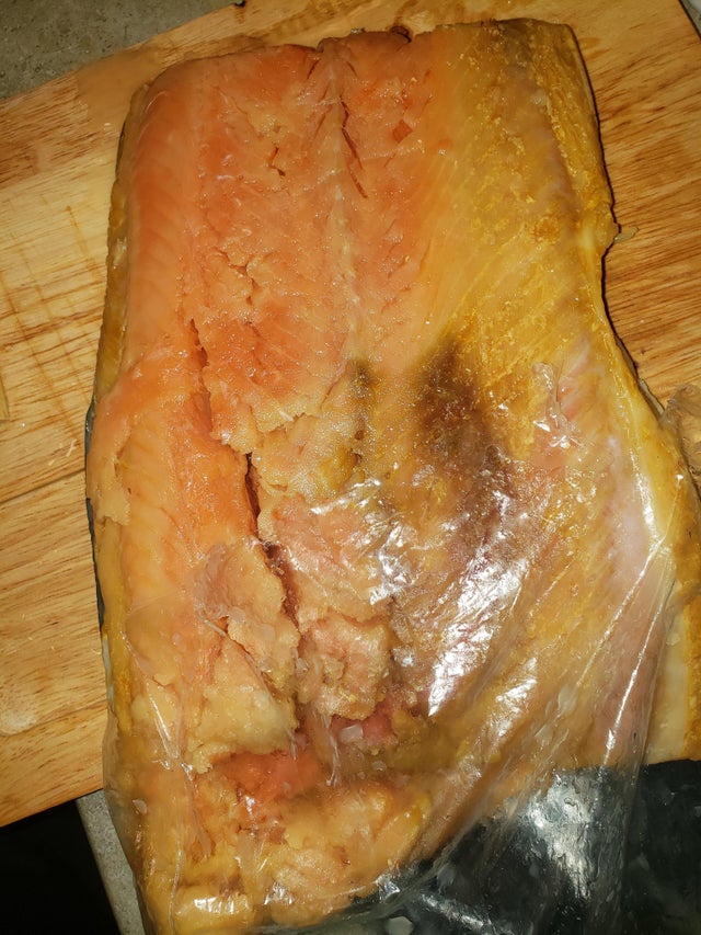 How do you tell if frozen salmon has gone bad?