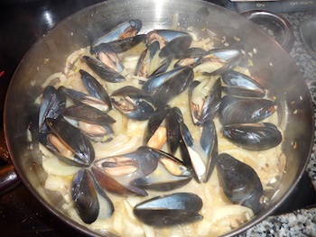 How do you tell when mussels are fully cooked?