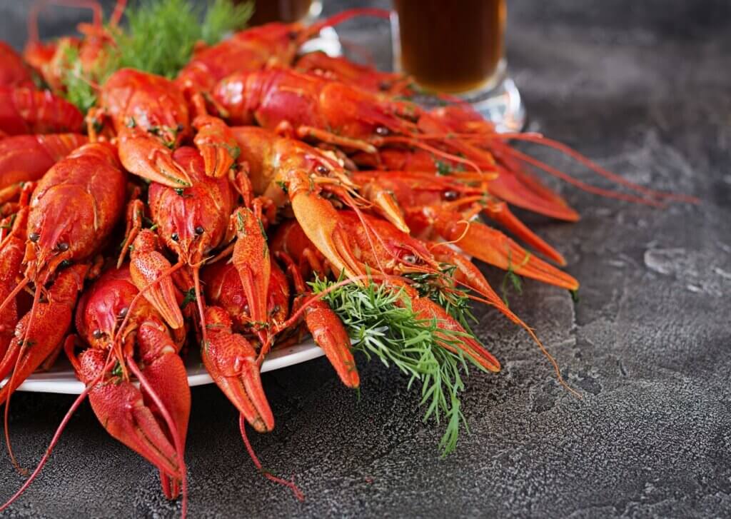 How do you thaw frozen cooked crayfish?