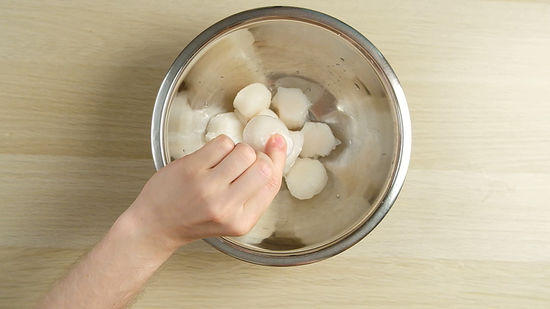 How do you thaw frozen scallops?