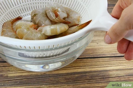 How do you thaw frozen shrimp in a colander?