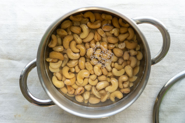 How do you thicken broth with cashews?