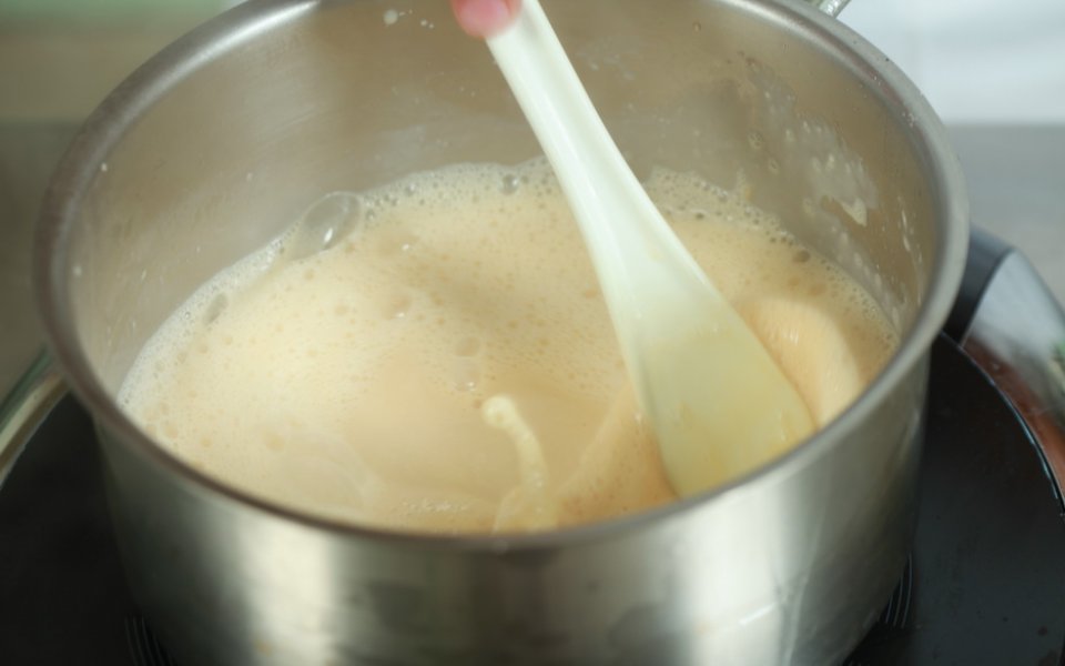 How do you thicken cream with egg yolk?