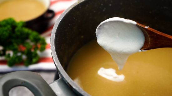 How do you thicken gravy with flour?