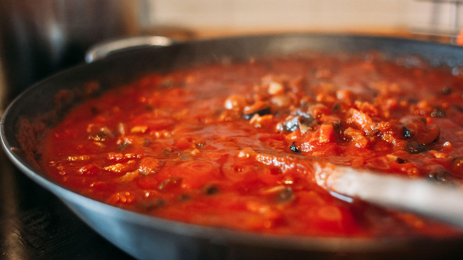 How do you thicken tomato sauce with flour?