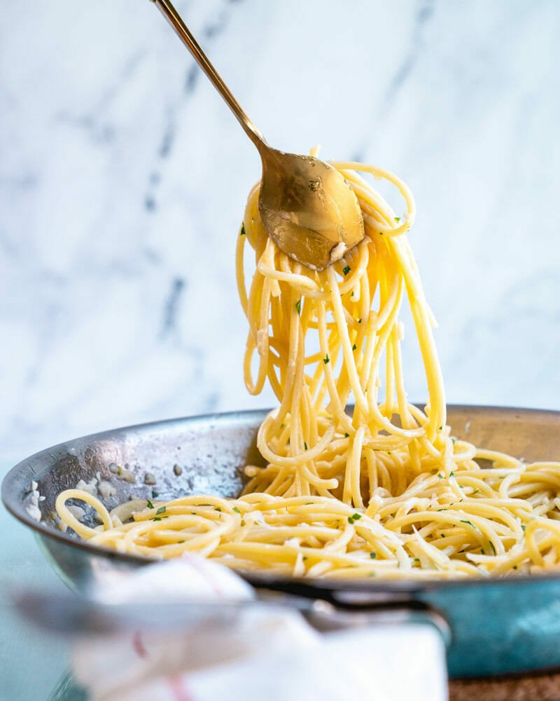 How do you thicken wine sauce for pasta?