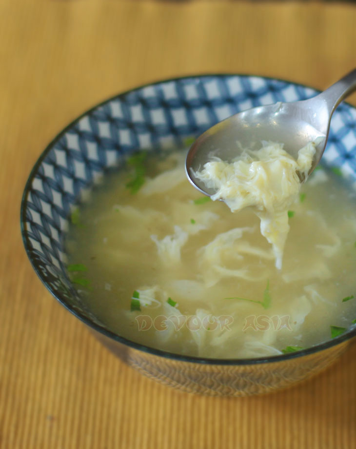 How do you use beaten eggs to thicken soup?