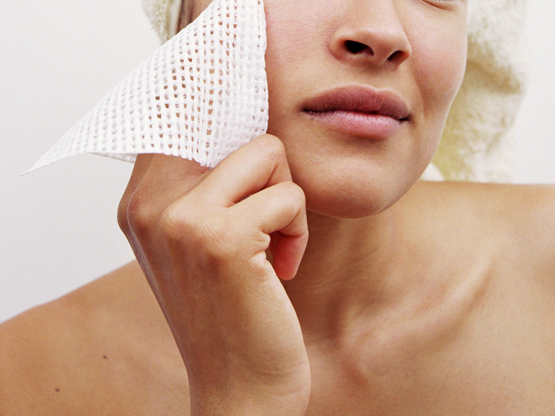 How do you use muslin cloth on your face?