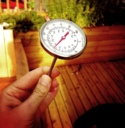 How does a meat thermometer work?