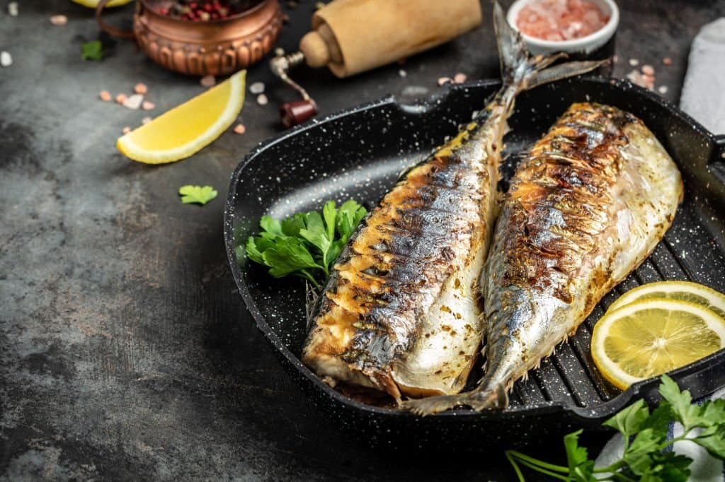 How does cooking temperature affect the cooking of fish?