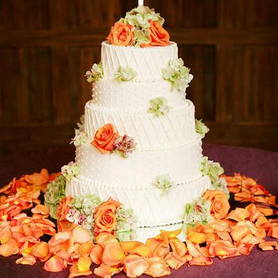 How far in advance can a wedding cake be made?