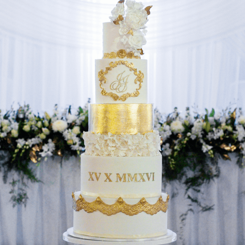 How far in advance can I stack a wedding cake?