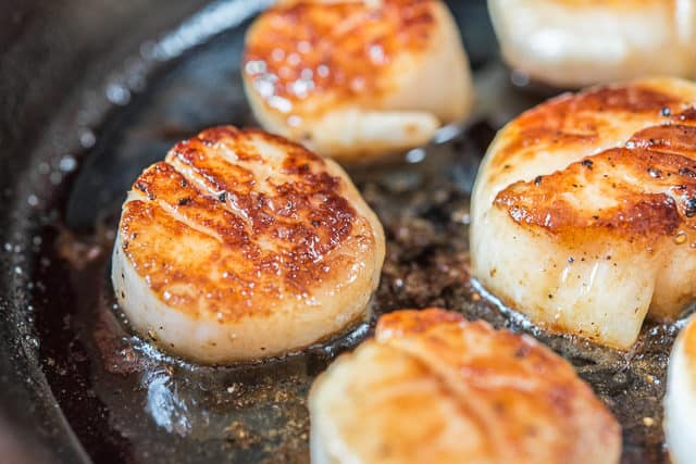 How hot should the pan be for scallops?