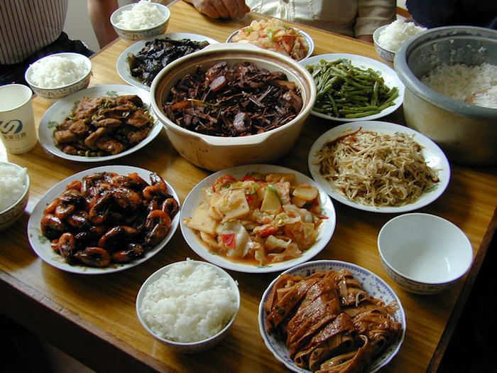 How is Chinese food traditionally eaten?