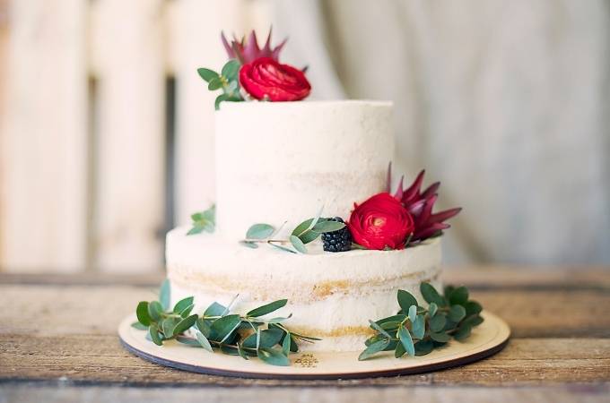 How long can a wedding cake sit out?