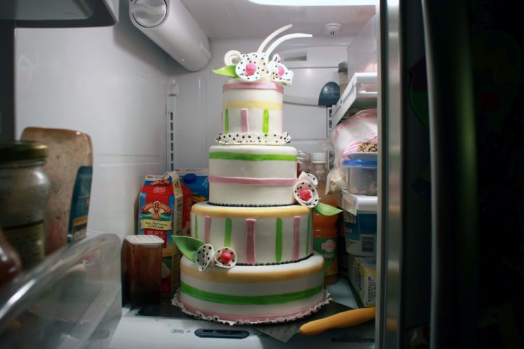 How long can a wedding cake stay in the fridge?