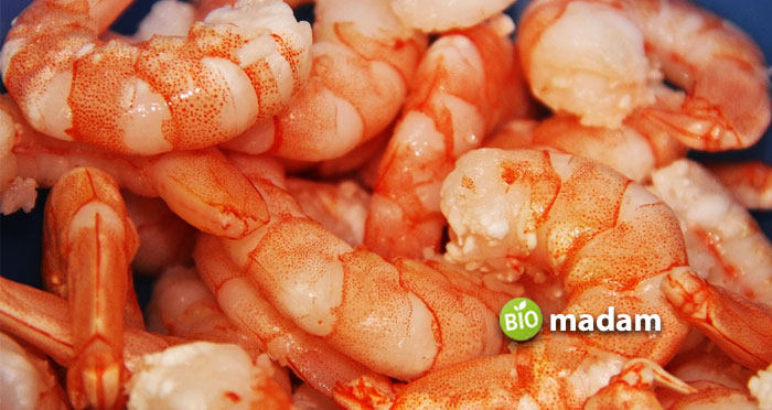 How long can raw shrimp be left out before cooking?