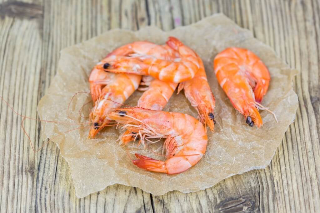 How long can shrimp sit out after cooking?