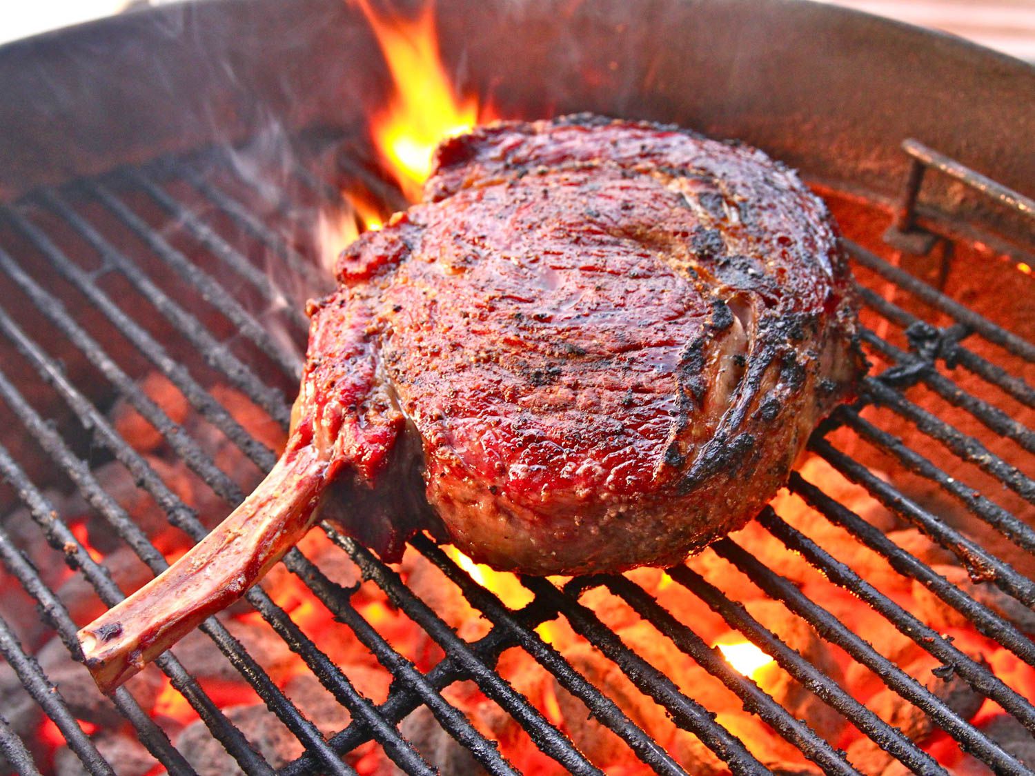 How long do steaks need to sit out before grilling?