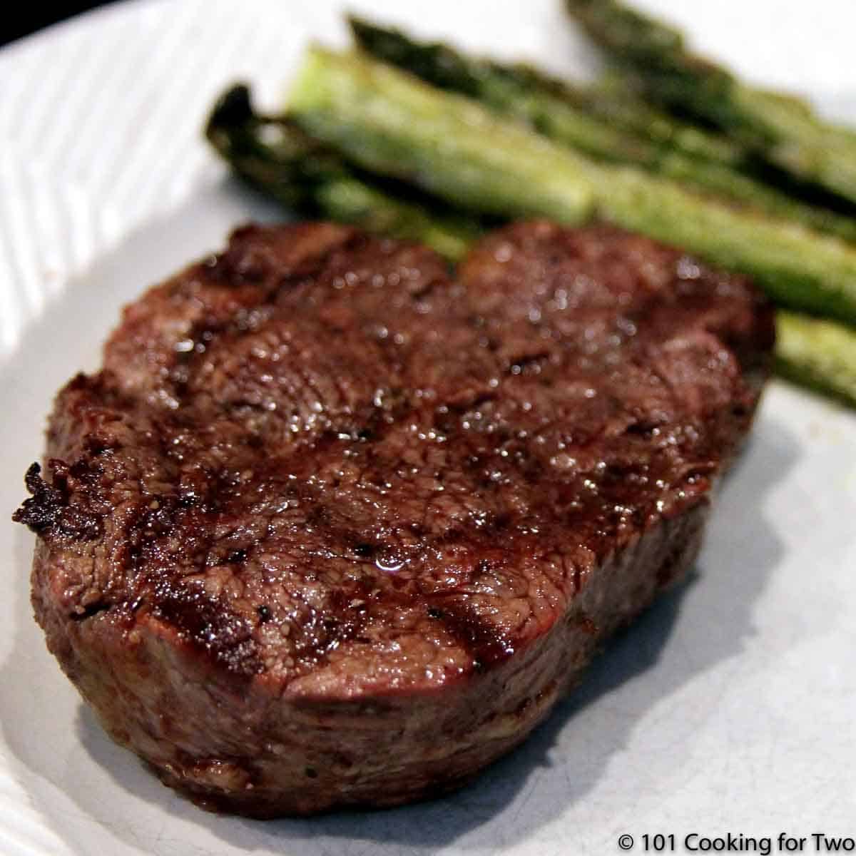 How long do you cook a 1-inch filet mignon on a gas grill?