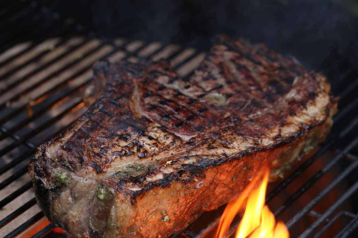 How long do you cook a 1-inch steak on a charcoal grill?