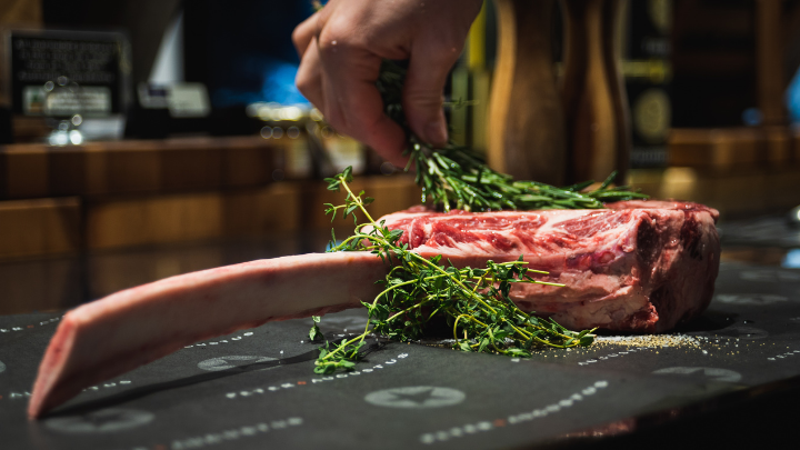 How long do you cook a 500g steak at room temperature?