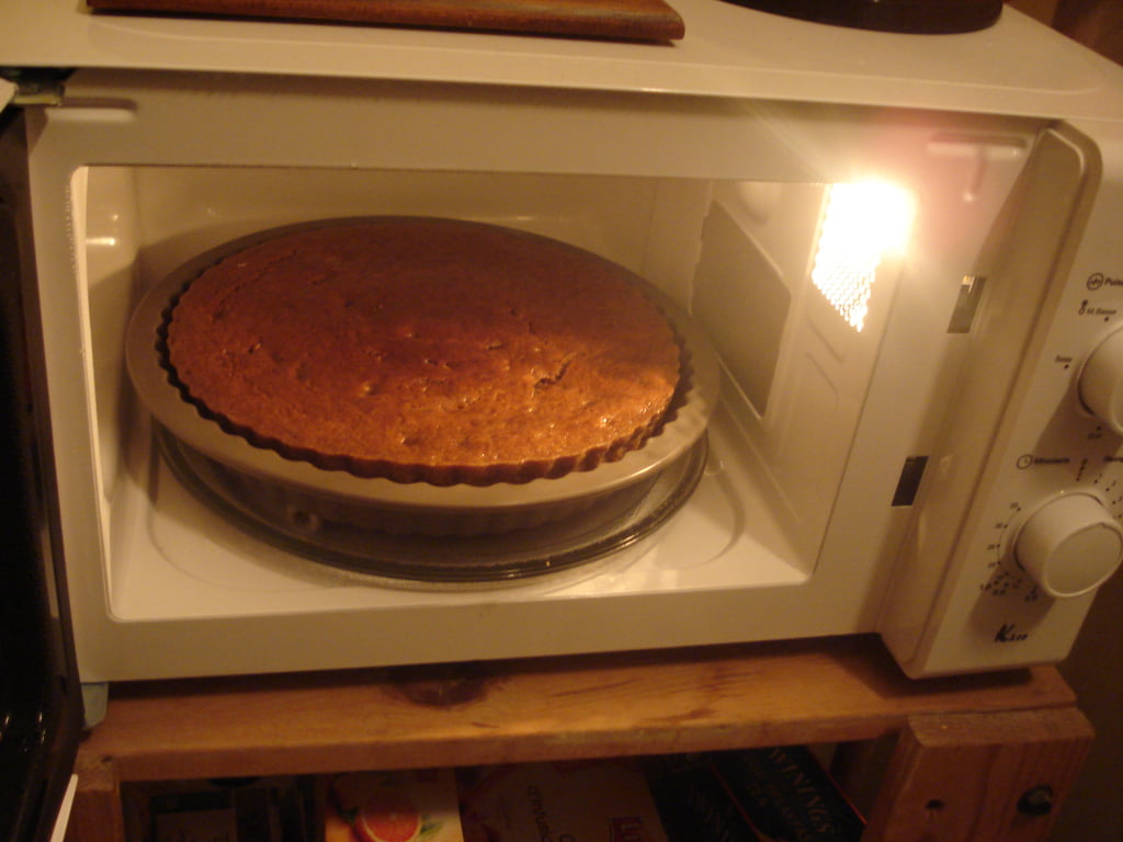 How long do you cook a cake in the oven?