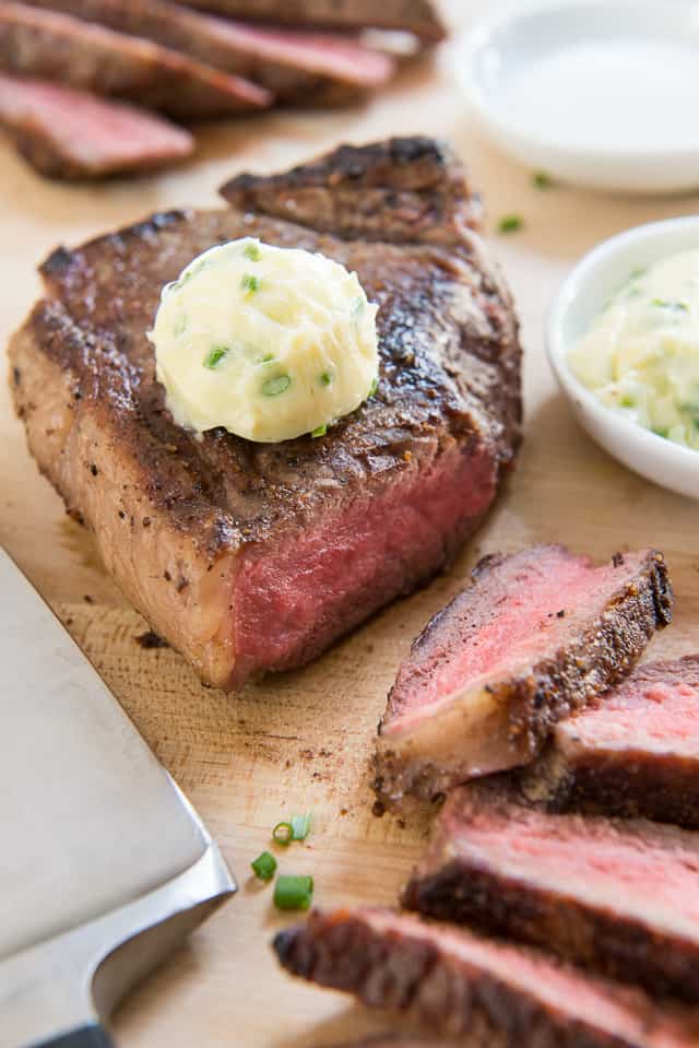 How long do you sear a 1 inch steak on each side?