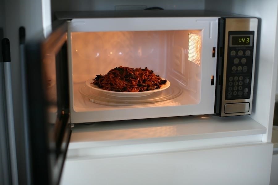 How long does it take for food to heat up in the oven?