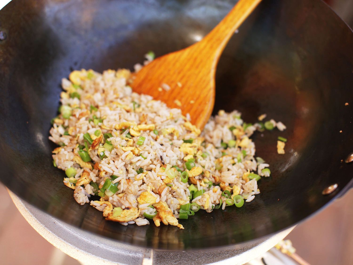 How long does it take to fry rice in a wok?