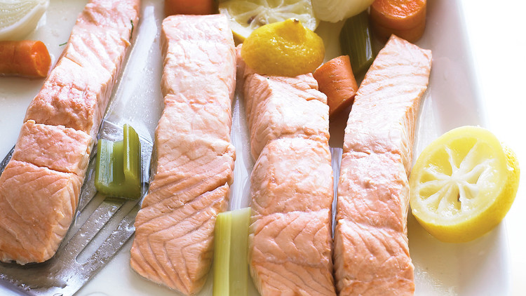 How long does salmon take to cook in boiling water?