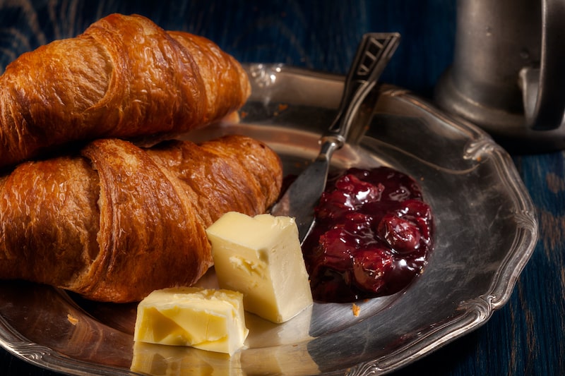 How long is breakfast in France?