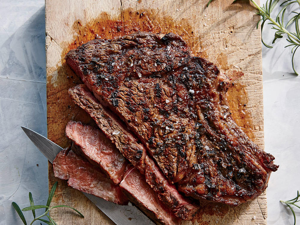 How long should a cooked steak rest at room temperature?